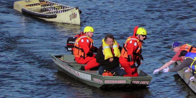 Look! A Bystander Rescues Capsize Man from the Lake • Clinch Knot Fishing
